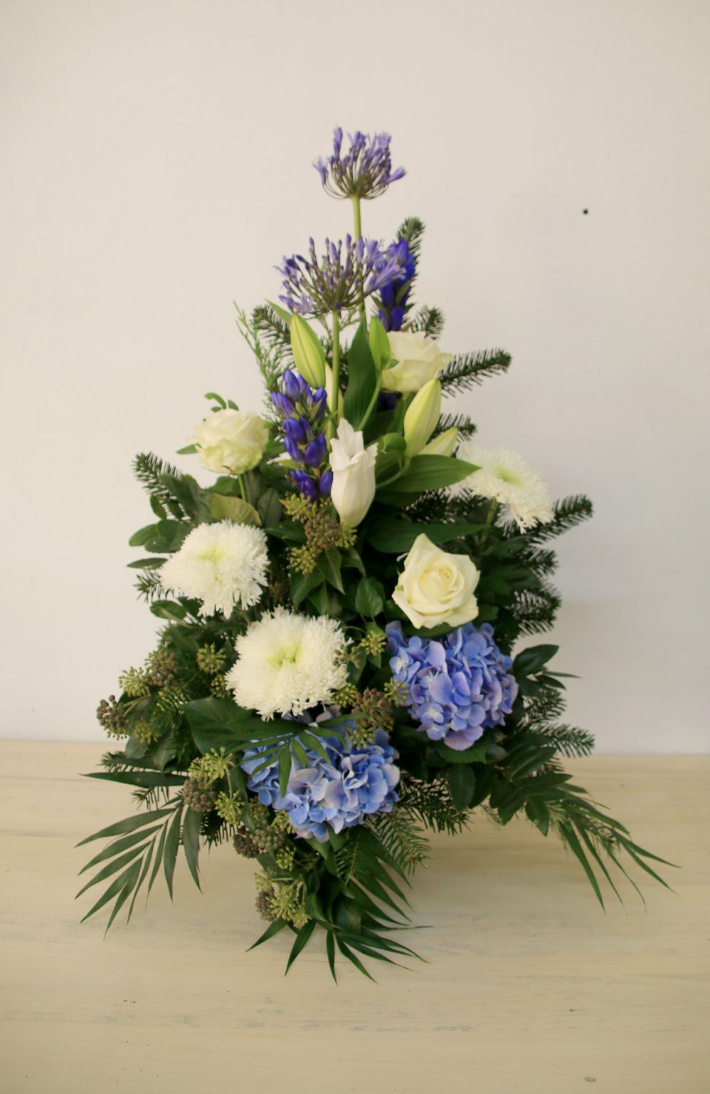 Trauergesteck in weiß&blau – floristik-leben